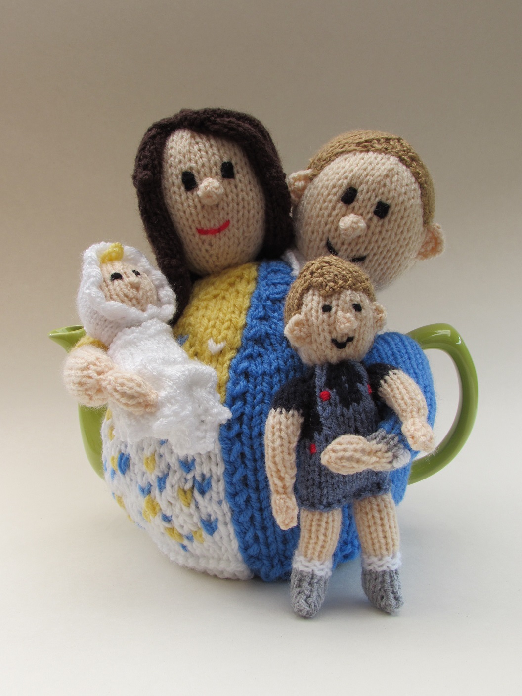 Will and Kate tea cosy knitting pattern